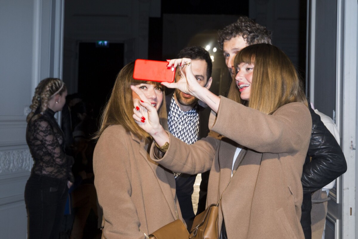 Photo : Les duos Brigitte et AaRON assistent au défilé Alexis Mabille ...
