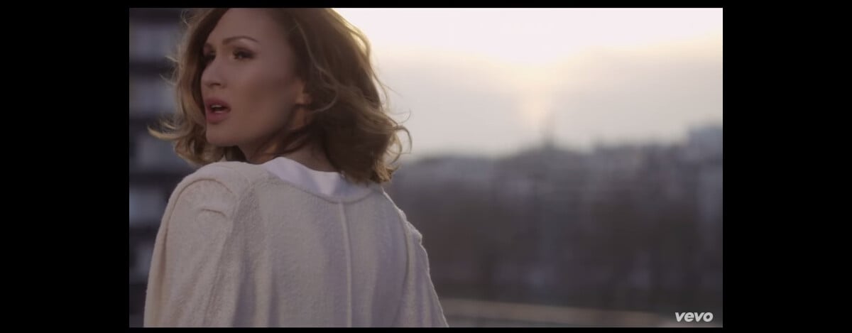 Photo : La chanteuse Vitaa dans son clip Vivre - Purepeople