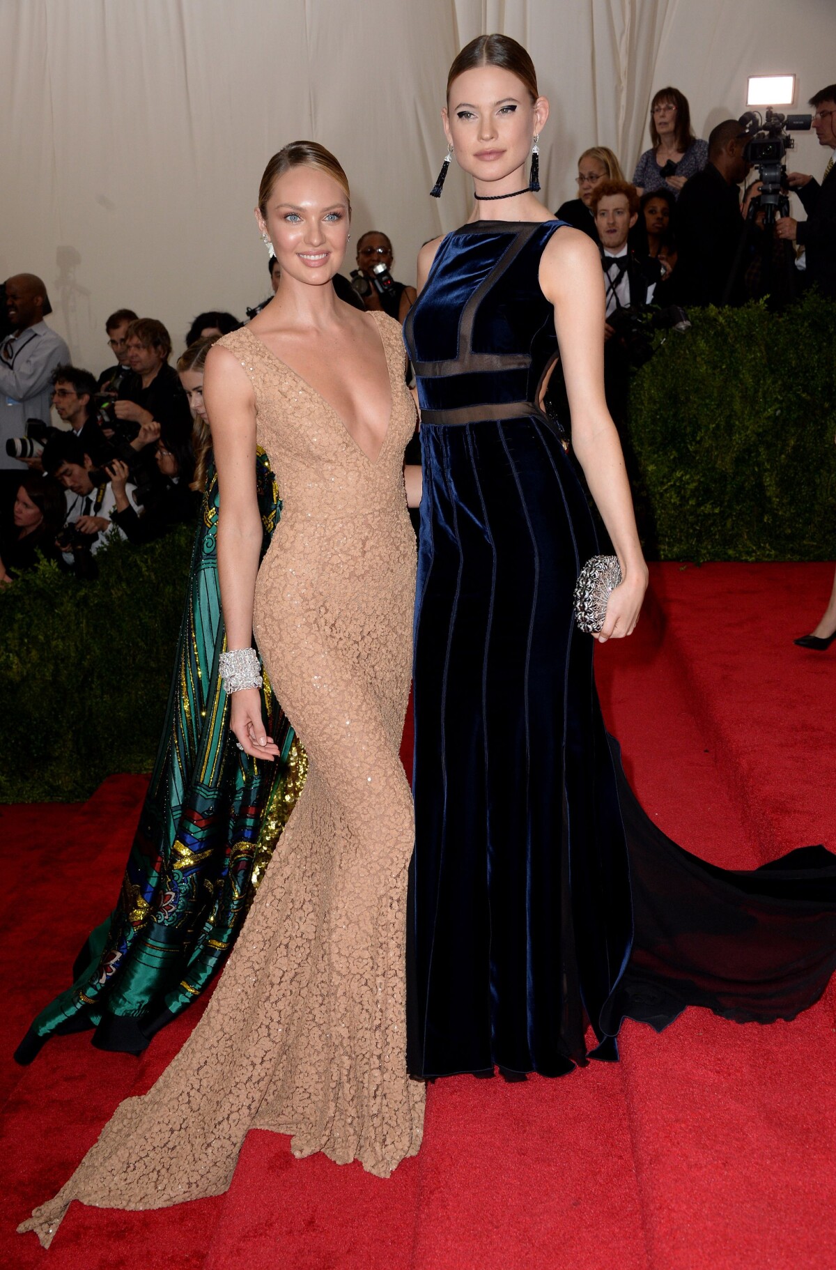 Photo : Behati Prinsloo et Candice Swanepoel assistent au Met Gala 2015 ...