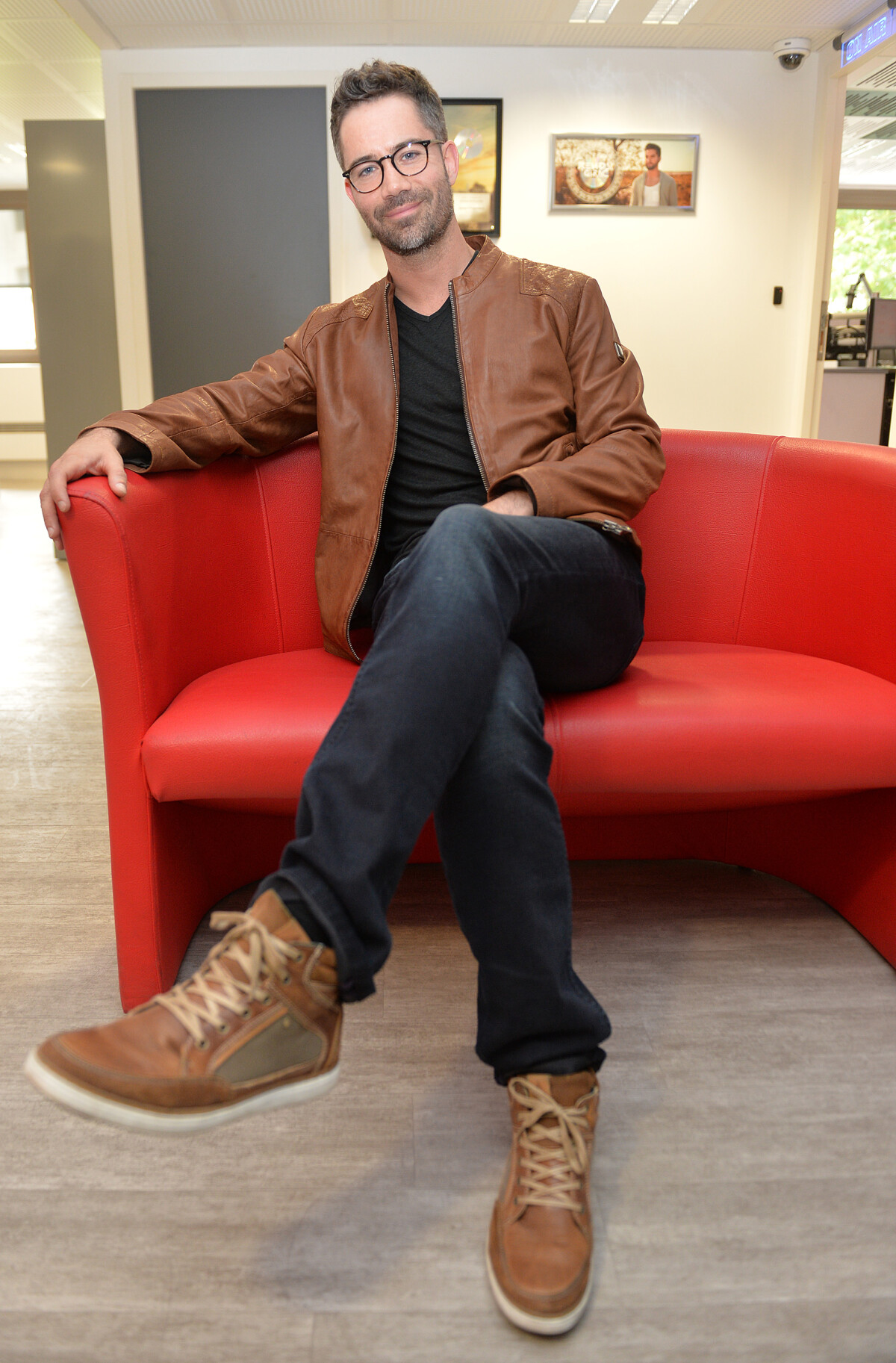 Photo : Exclusif - L'artiste Emmanuel Moire pose lors de son interview ...