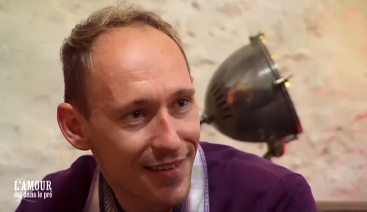 Photo : Guillaume, premier candidat gay du programme, ému en lisant le ...