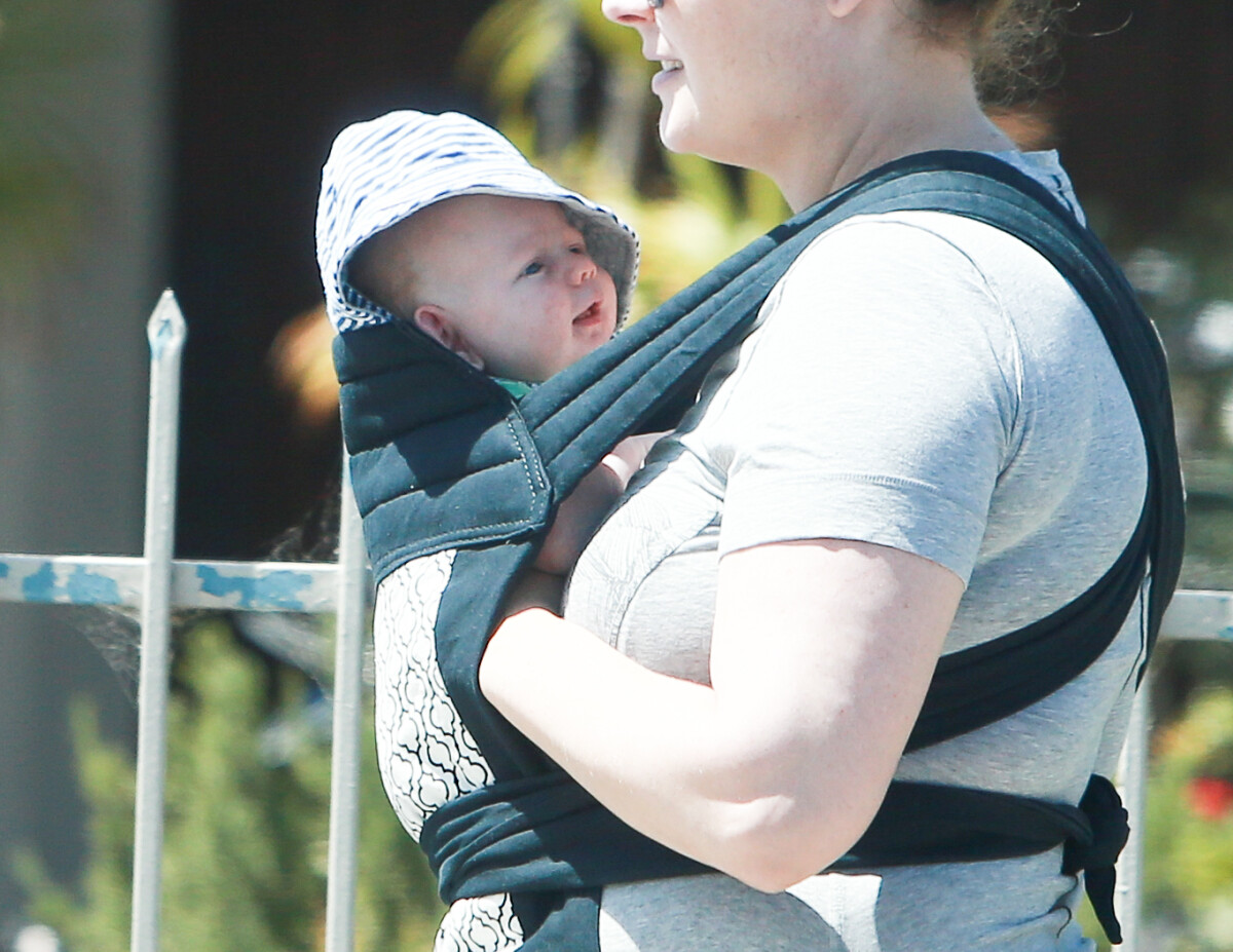 Photo : Emily Deschanel se promène avec son petit bébé de 16 jours dans ...