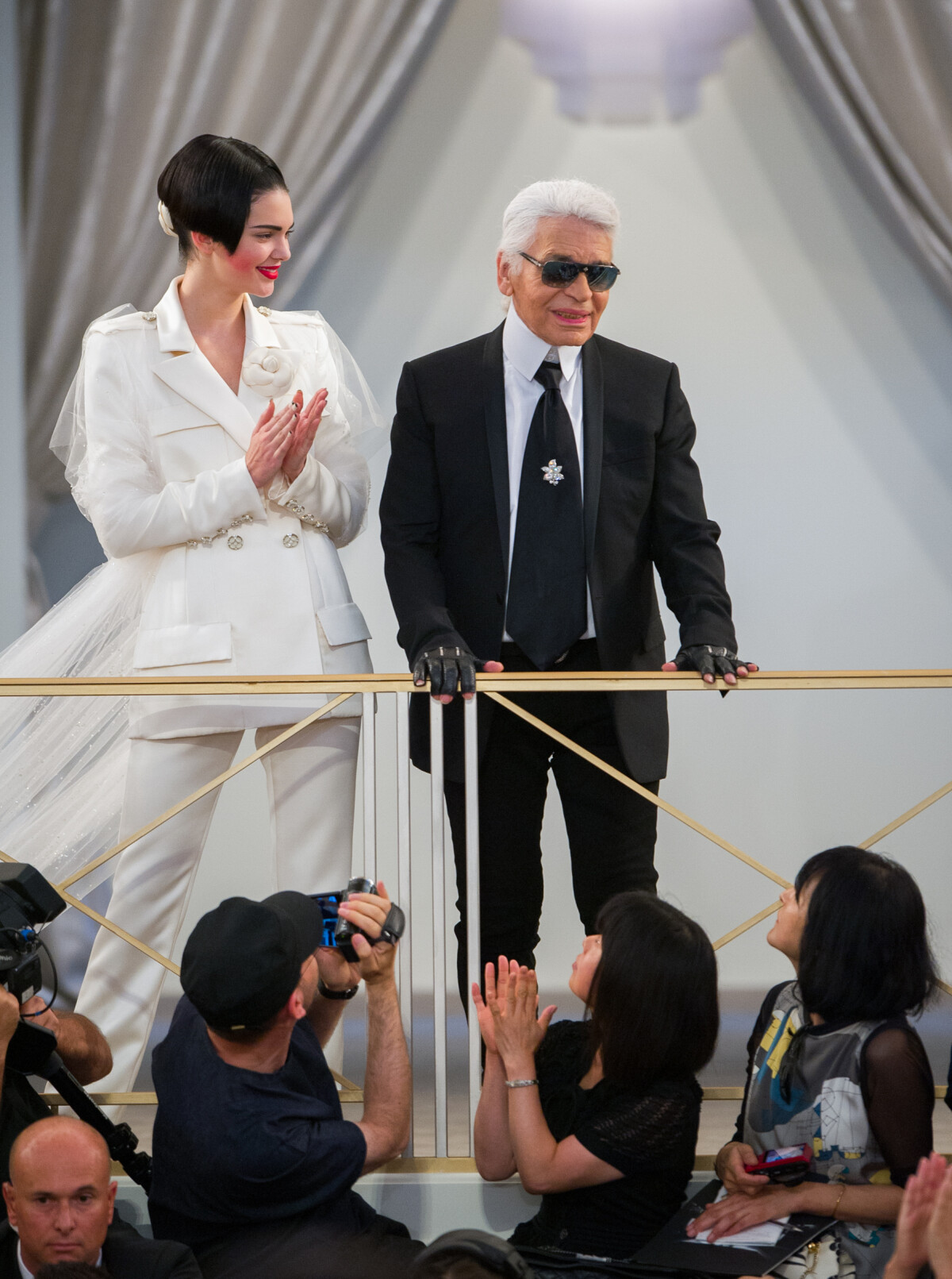 Photo : Kendall Jenner et Karl Lagerfeld - final du défilé haute ...