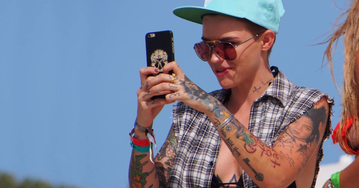 L'actrice Ruby Rose passe ses vacances à Ibiza, avec des amis. Le 3 ...
