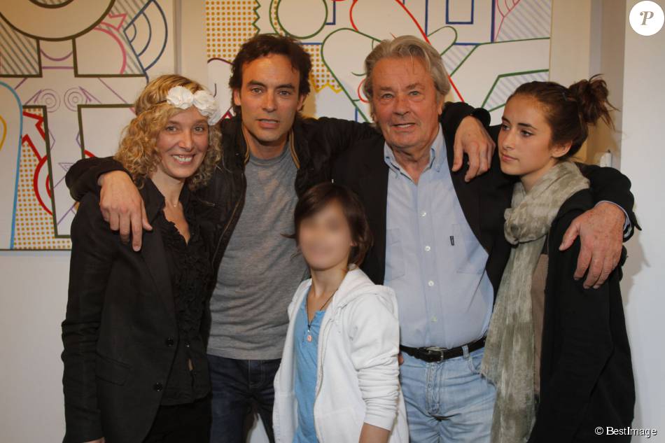 Exclusif - Anthony Delon avec son père Alain et ses filles Liv et Loup ... Exclusif - Anthony Delon avec son père Alain et ses filles Liv et Loup ...