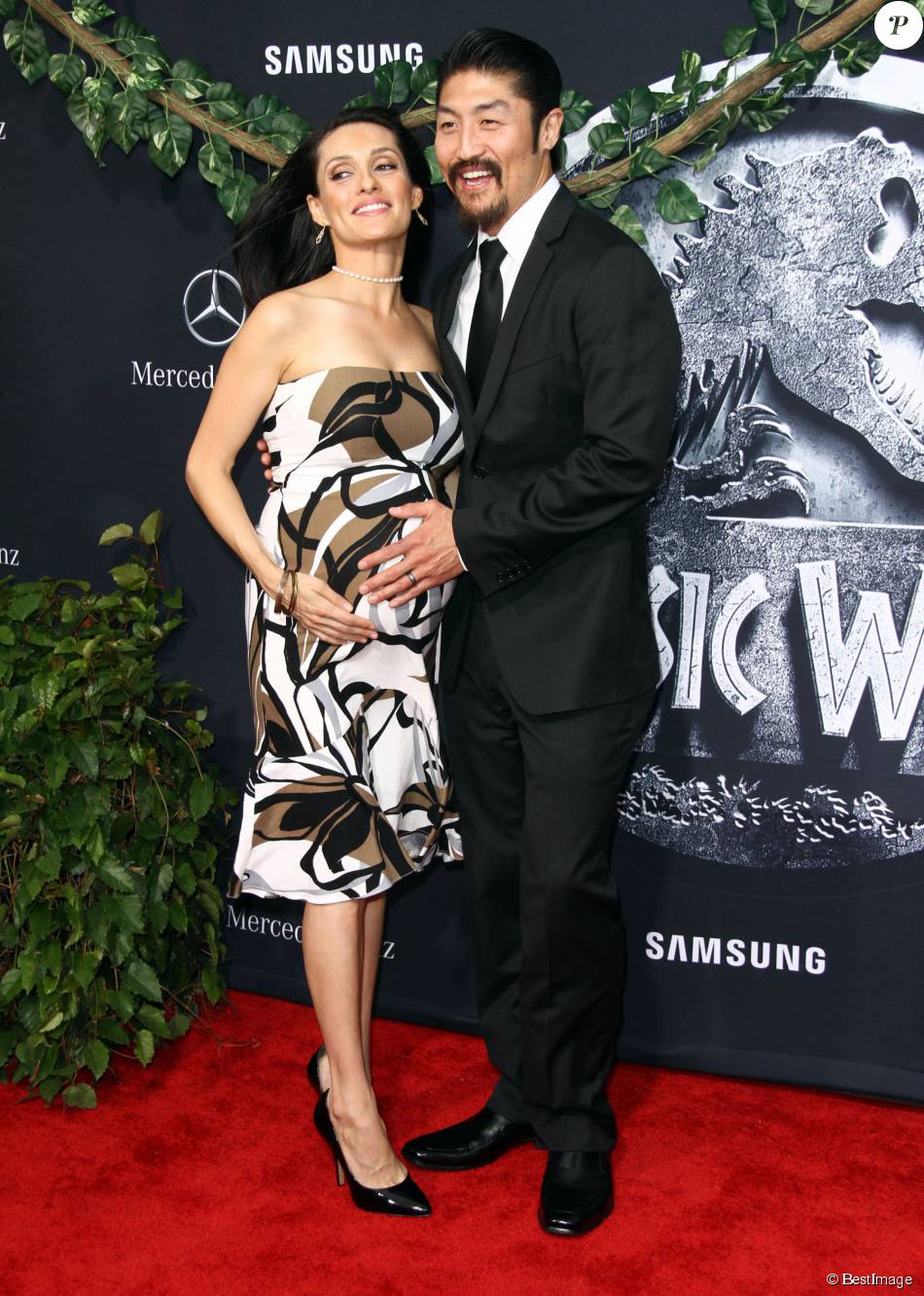 Brian Tee et sa femme Mirelly Taylor enceinte à la première de Jurassic ...