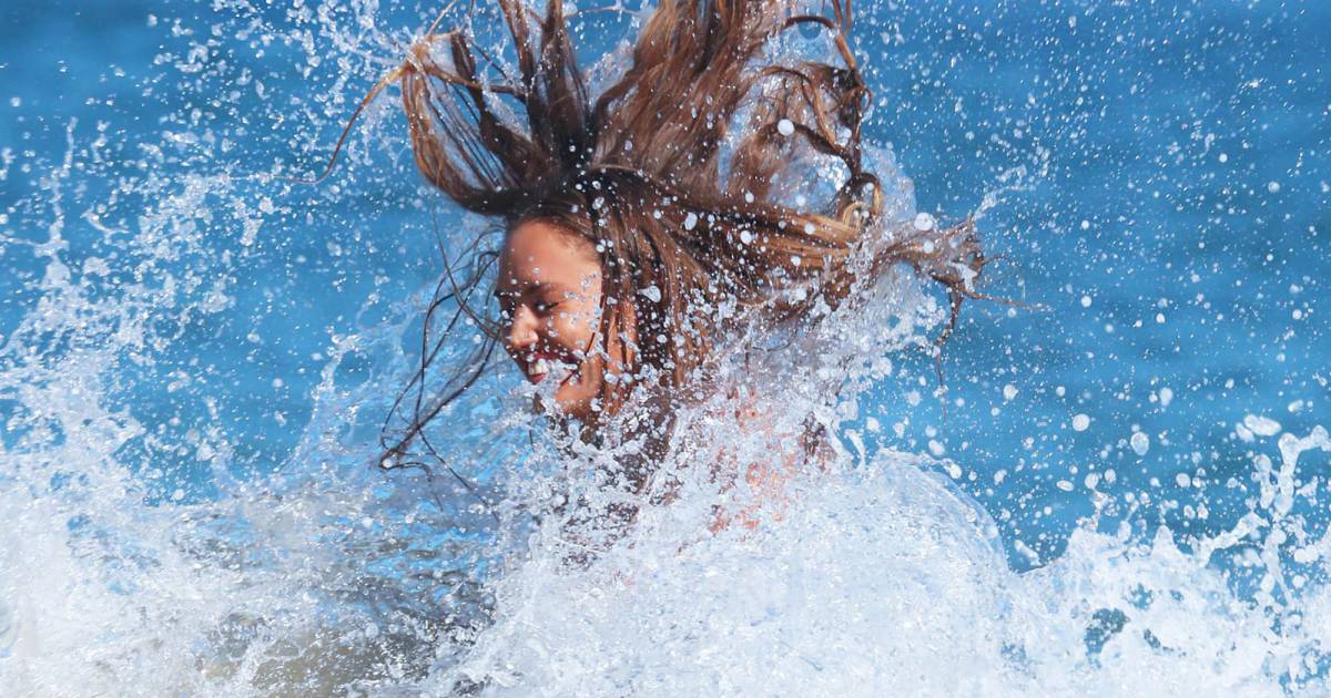 Charlie Riina en plein shooting pour 138 Water sur la plage à Malibu ...