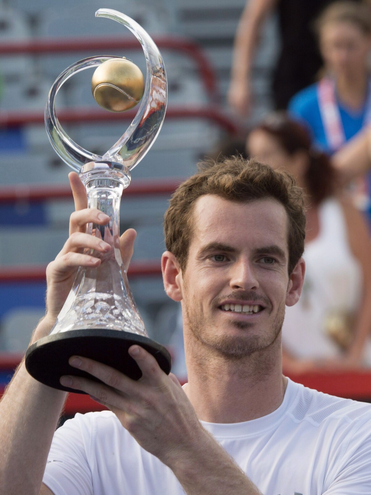 Photo : Andy Murray, of Great Britain, raises the Rogers Cup winner's ...
