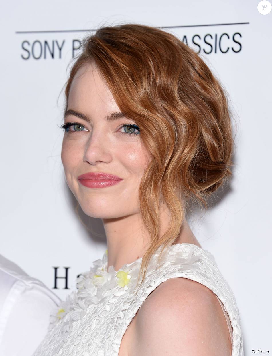 Emma Stone choisit un rose nude qui va parfaitement aux belles rousses ...
