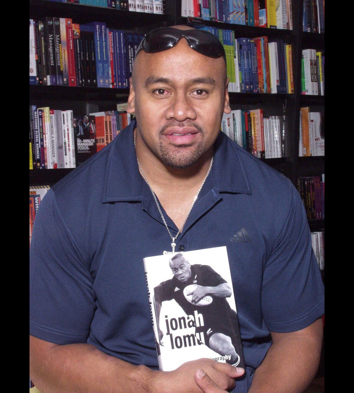 Photo : Jonah Lomu lors de la présentation de son autobiographie, le 2 ...