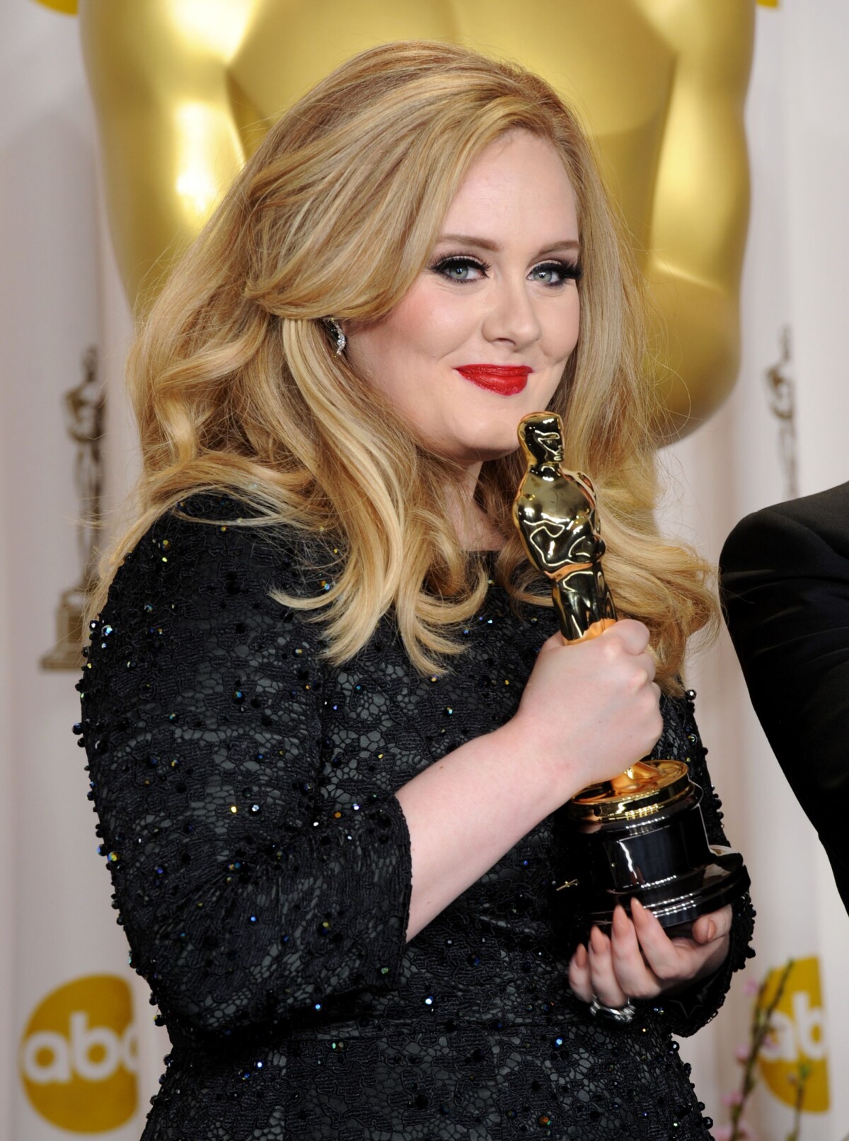Photo : Adele et son Oscar pour "Skyfall", le 24 février 2013. - Purepeople
