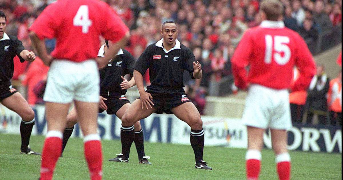 Jonah Lomu lors du Haka avant la rencontre entre la Nouvelle-Zélande et ...