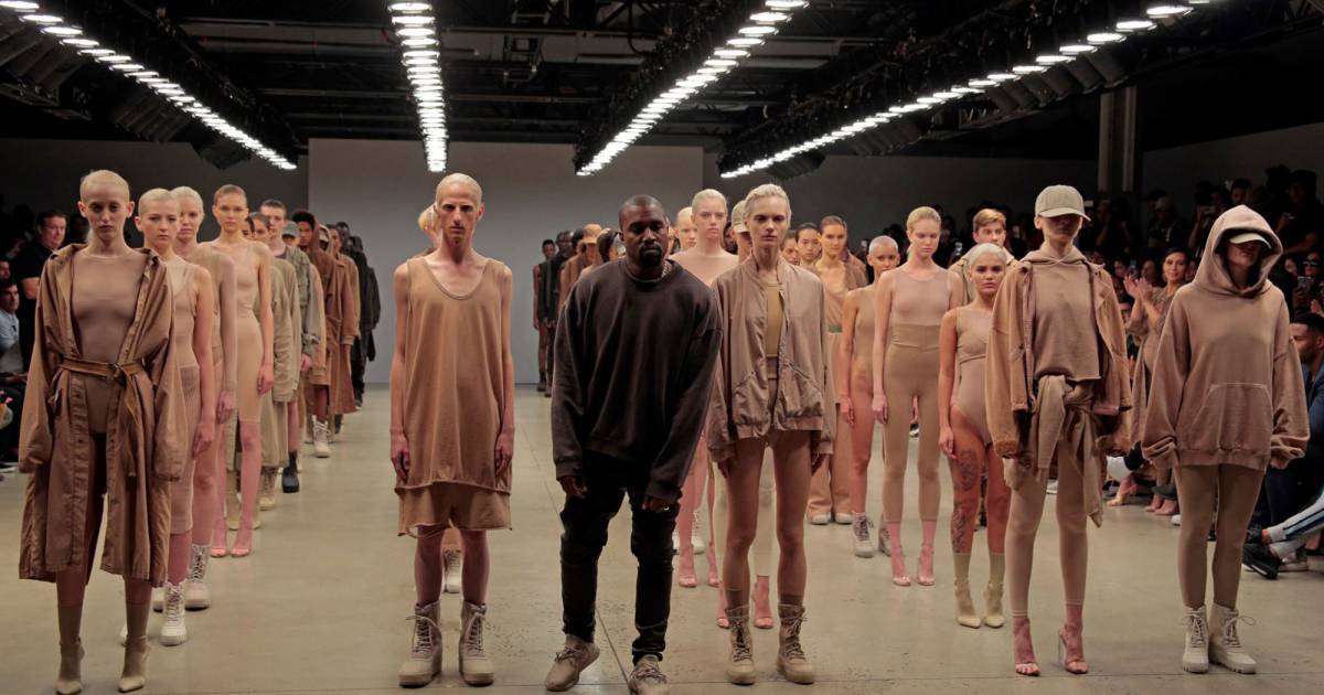 Kanye West lors de la présentation de la collection YEEZY Season 2 à ...