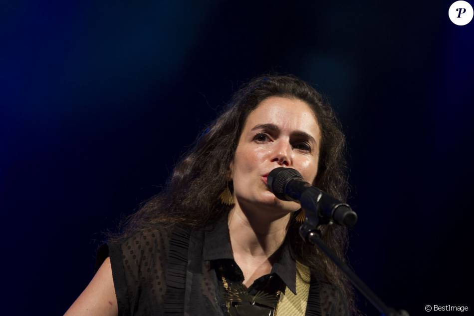 Yael Naim lors du Festival de Jazz à Nice, le 7 juillet 2015. - Purepeople