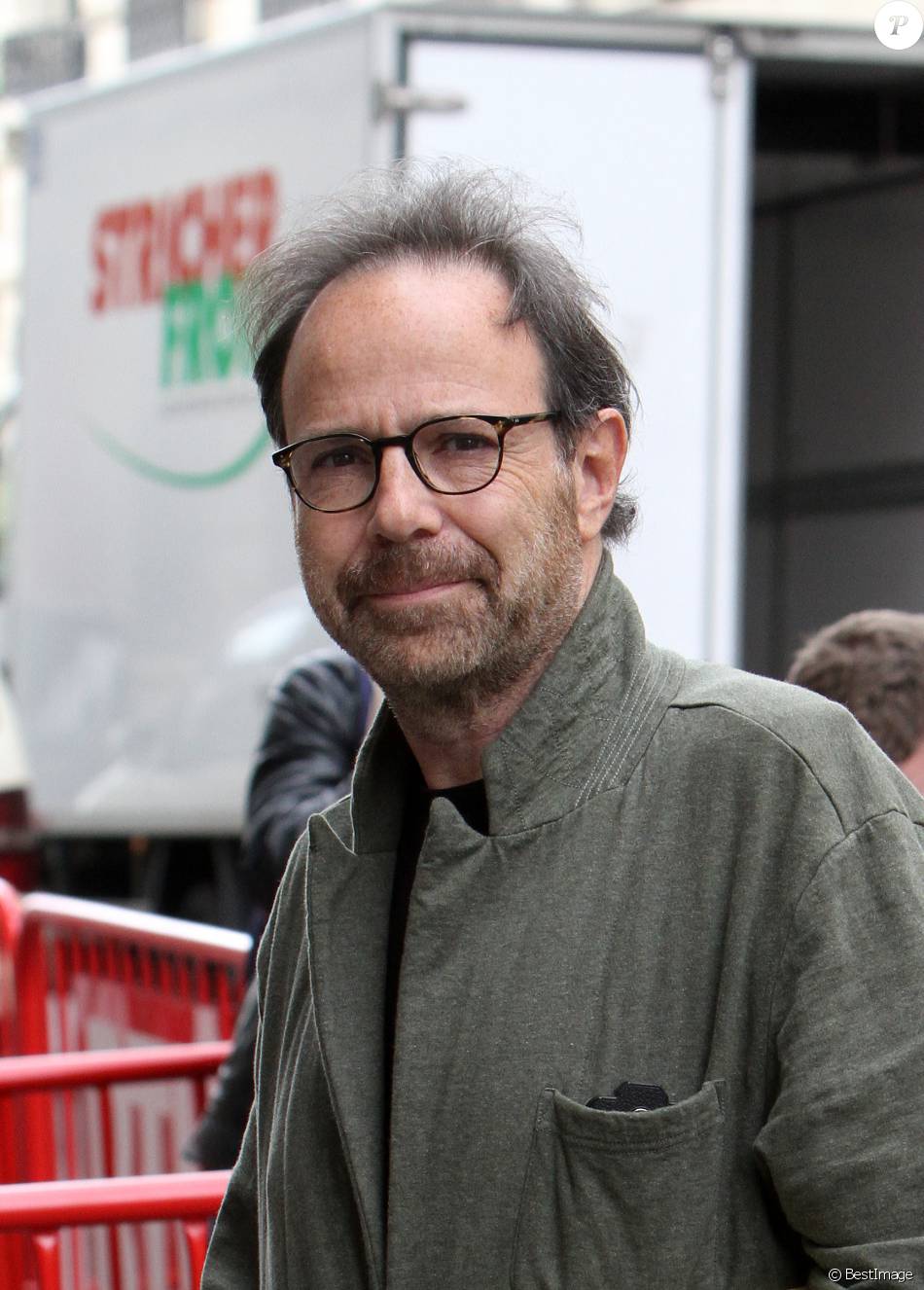 Marc Levy devant les studios de RTL à Paris, le 26 mai 2015 - Purepeople