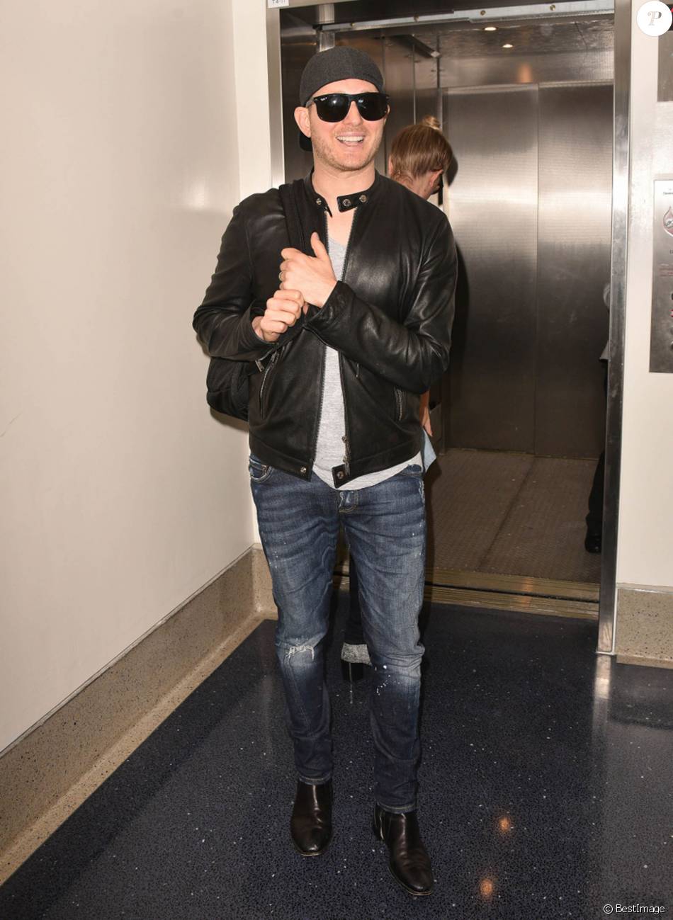Le chanteur Michael Buble souriant à l'aéroport de Los Angeles le 23 ...