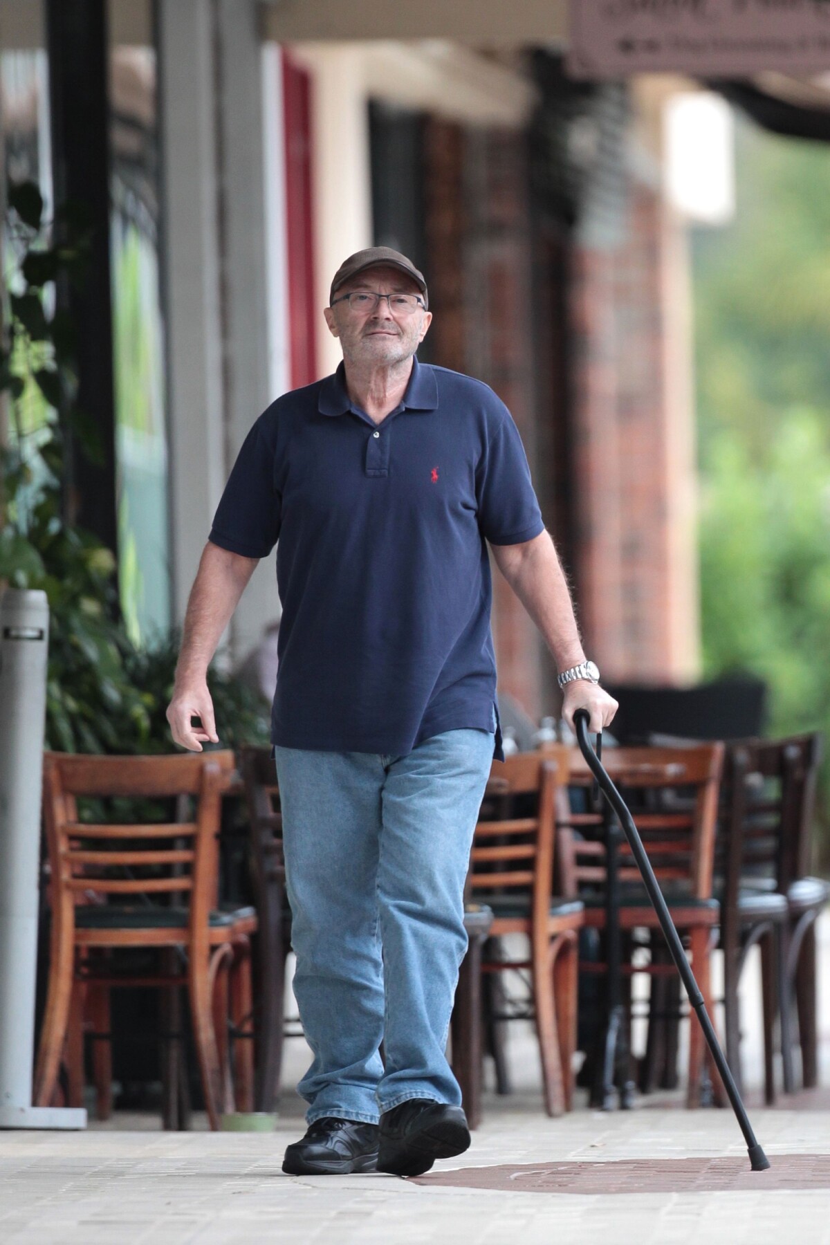 Photo : Exclusif - Phil Collins marche avec une canne en allant chez le ...