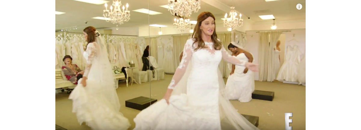Photo : Caitlyn Jenner essaie une robe de mariée. Image extraite d'une ...