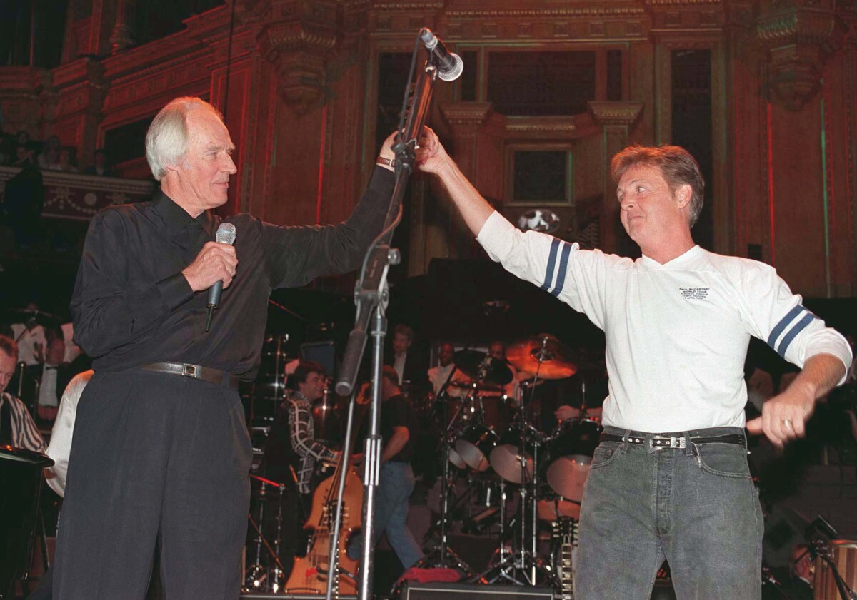 Photo : George Martin et Paul McCartney à Londres en septembre 1997 ...