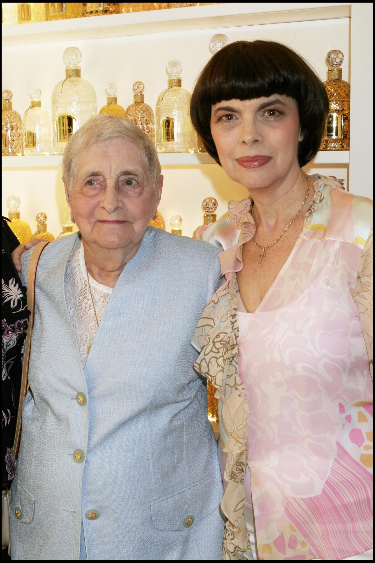 Photo : Mireille Mathieu et sa mère à Paris, le 7 juillet 2005 - Purepeople