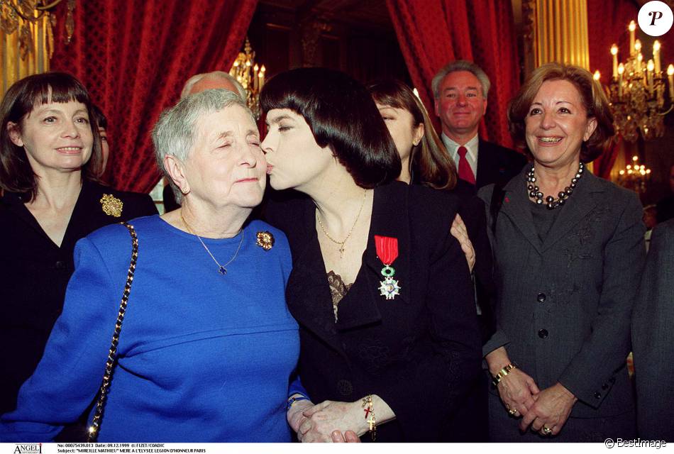 Mireille Mathieu et sa maman, pour recevoir la Légion d'honneur, à ...