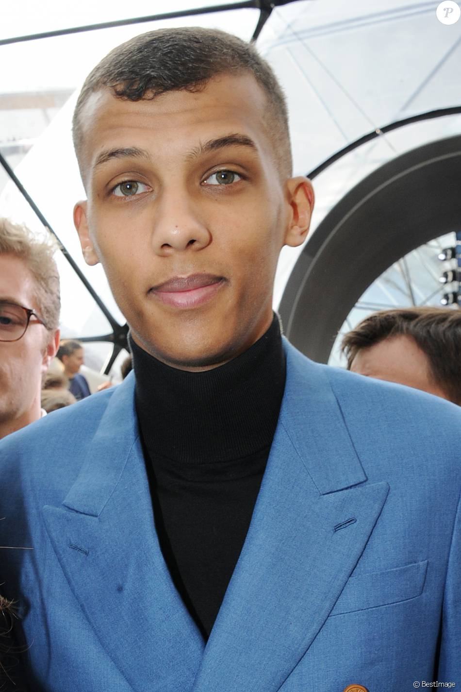 Stromae à la sortie du défilé de mode Louis Vuitton, collection prêt-à ...