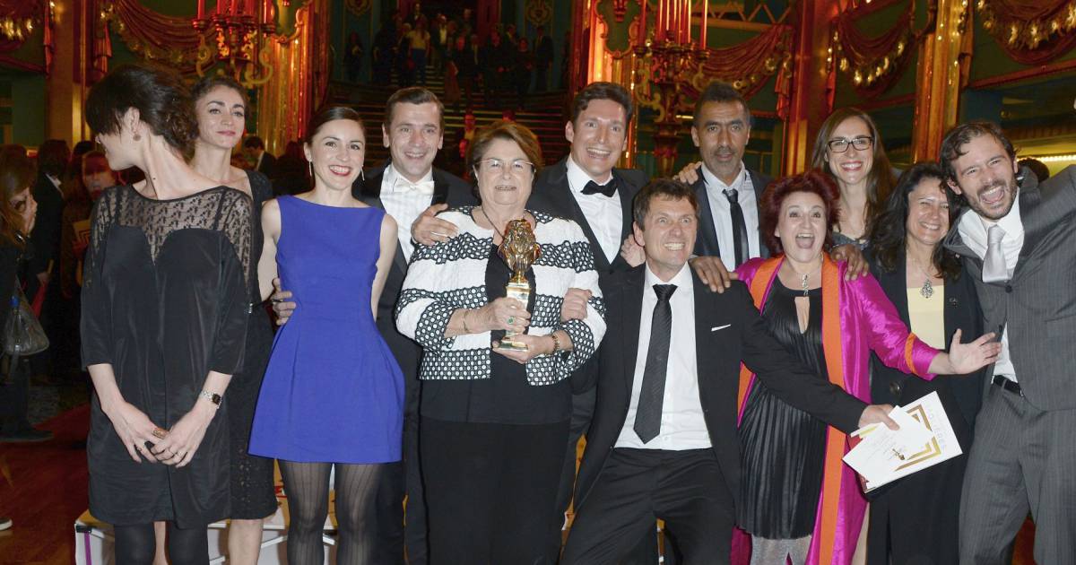 Anne Bourgeois et les comédiens de la pièce de théâtre Les cavaliers ...