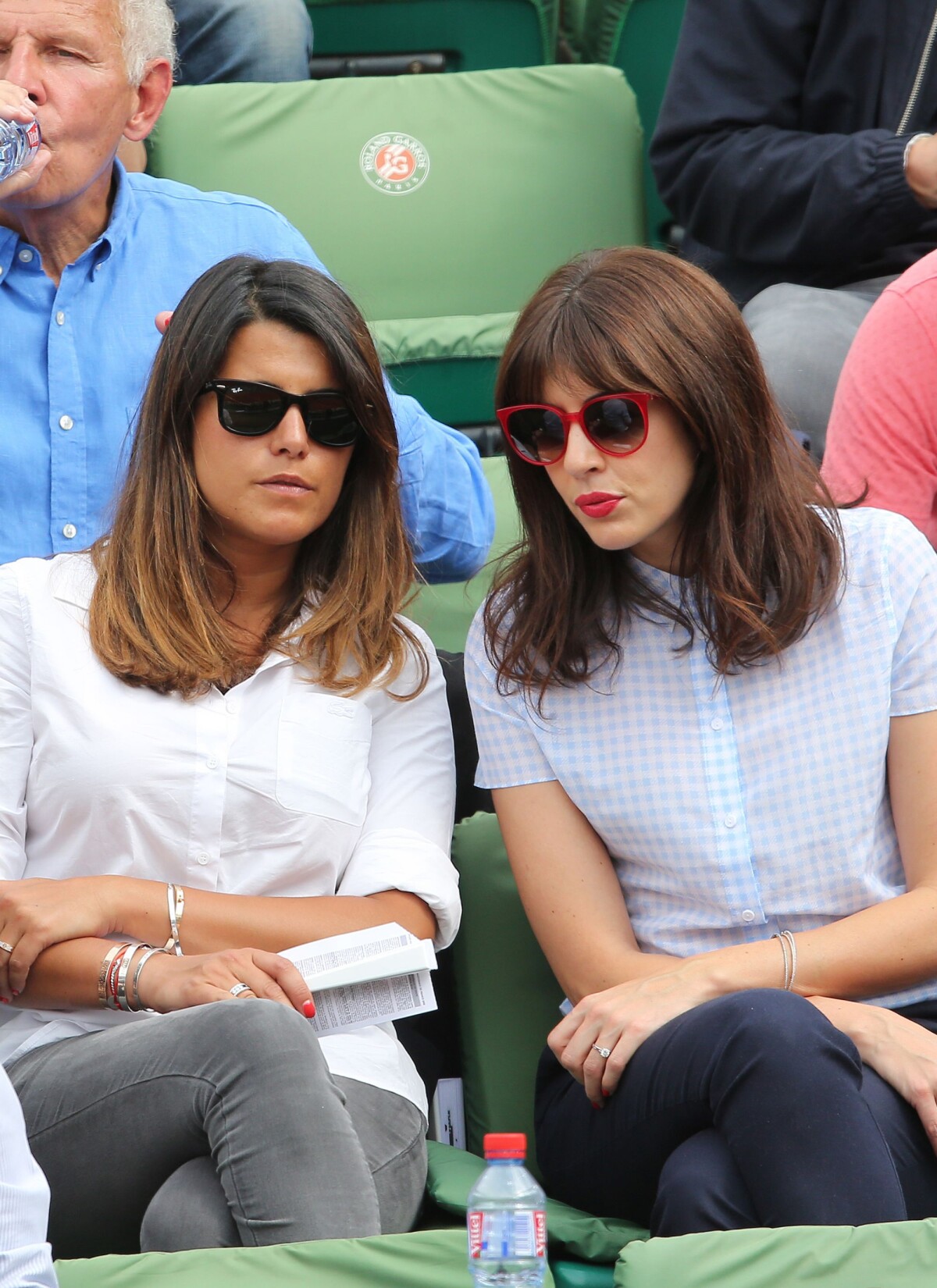Photo : Karine Ferri et Nolwenn Leroy - People dans les tribunes lors ...