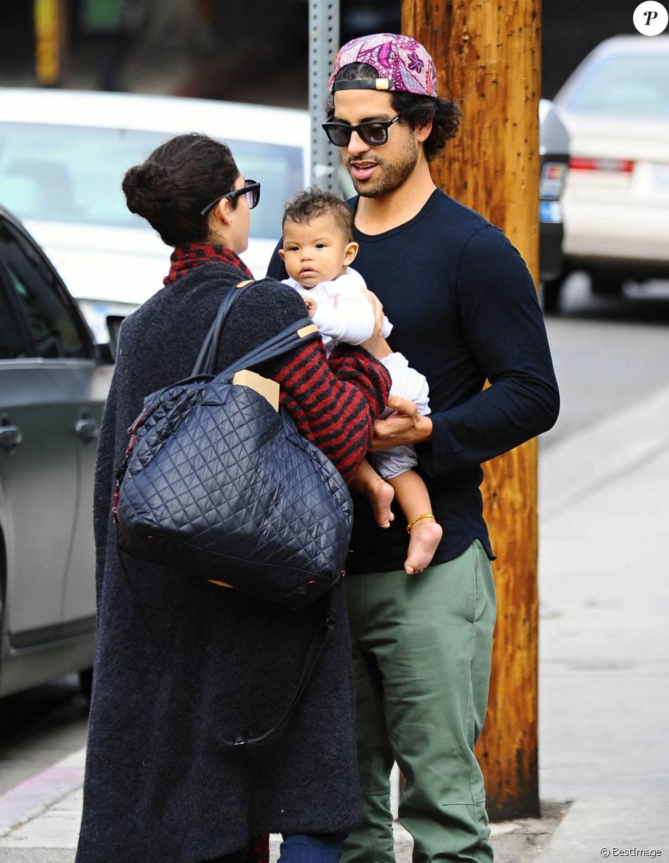 Adam Rodriguez se promène avec sa petite amie et leur fille Frankie à ...