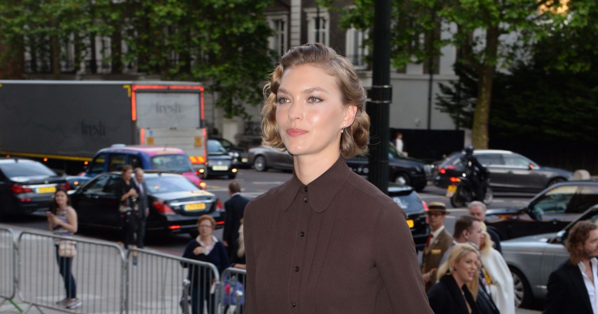 Arizona Muse arrive au jardin John Madejski du Victoria & Albert Museum ...