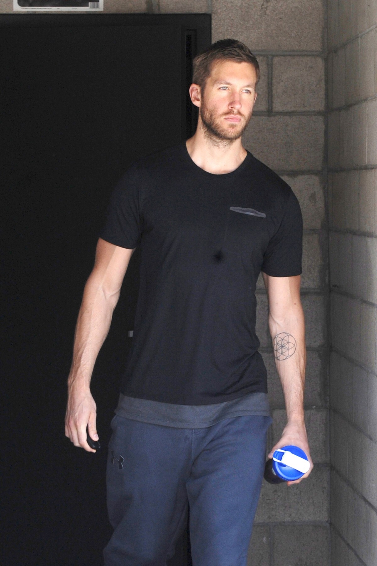 Photo : Calvin Harris looks solemn as he leaves the gym with a smoothie ...