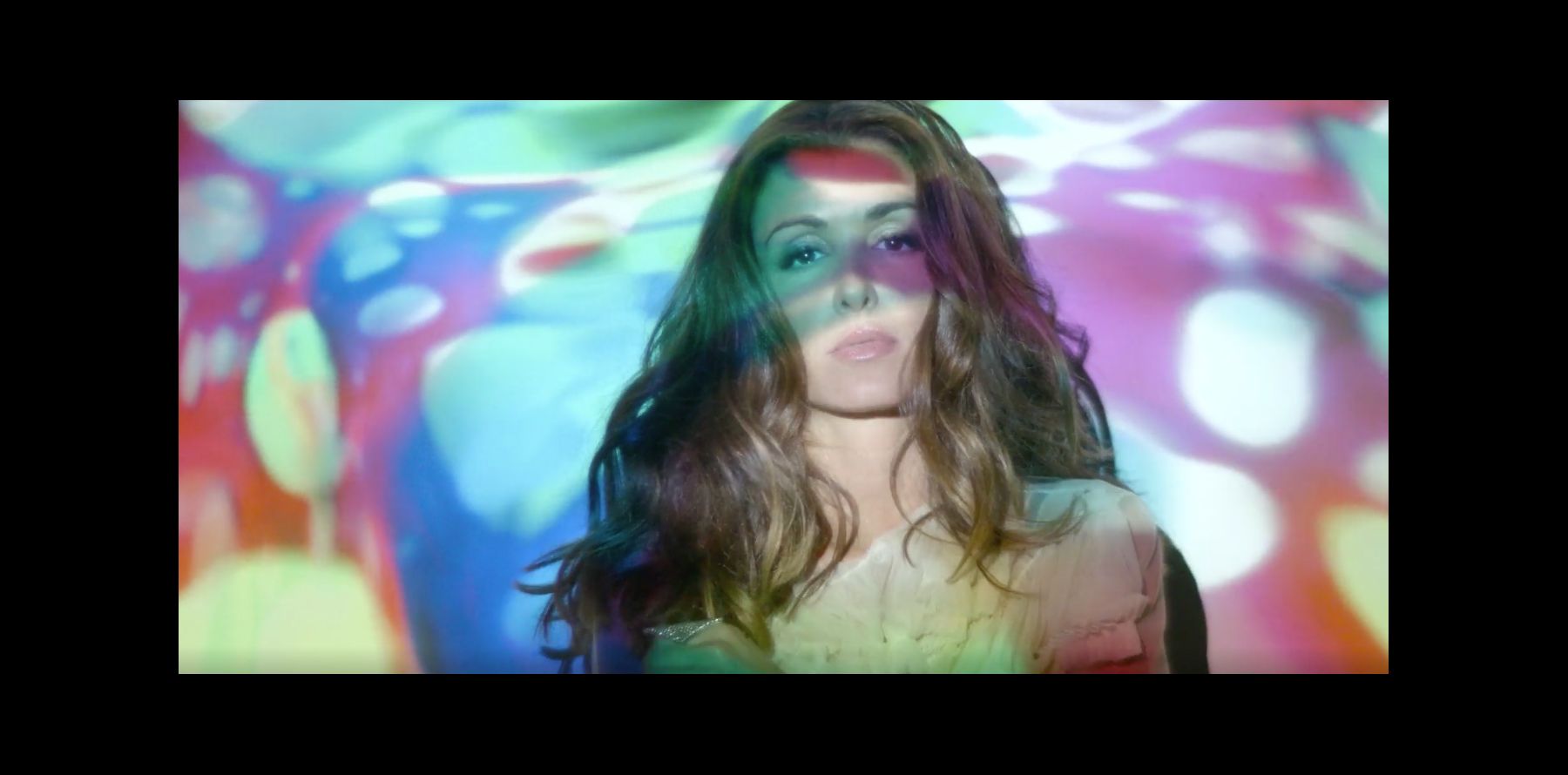 Jenifer envoûtante et sensuelle pour le clip de "Paradis Secret ...