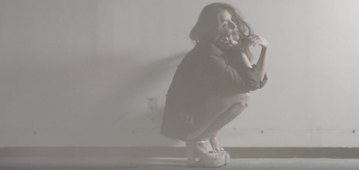 Photo : La chanteuse Jenifer dans le clip "Paradis Secret" - Purepeople