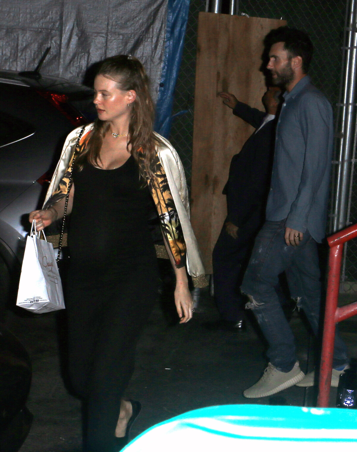 Photo : Adam Levine et sa femme Behati Prinsloo enceinte à la sortie du ...
