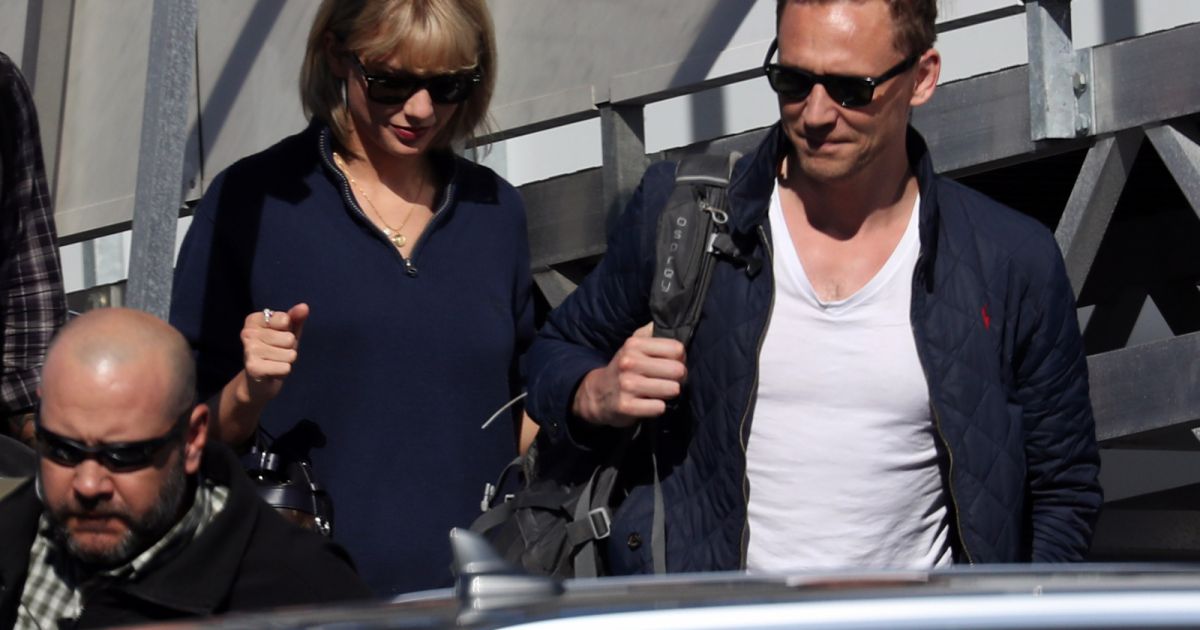 Taylor Swift et son compagnon Tom Hiddleston arrivent à l'aéroport de ...