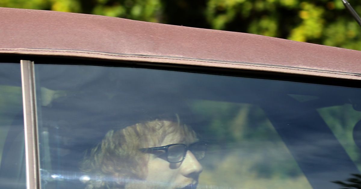 Ed Sheeran au volant de sa Mini Cooper avec sa petite amie Cherry ...