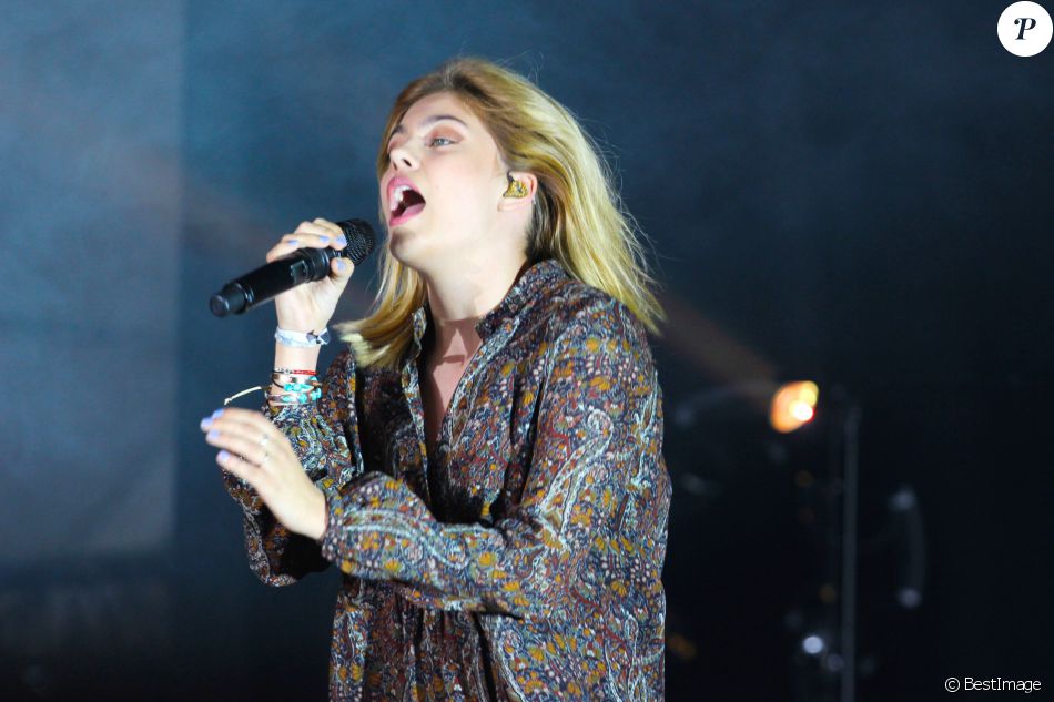 Louane Emera en concert au festival Solidays à l'hippodrome de ...