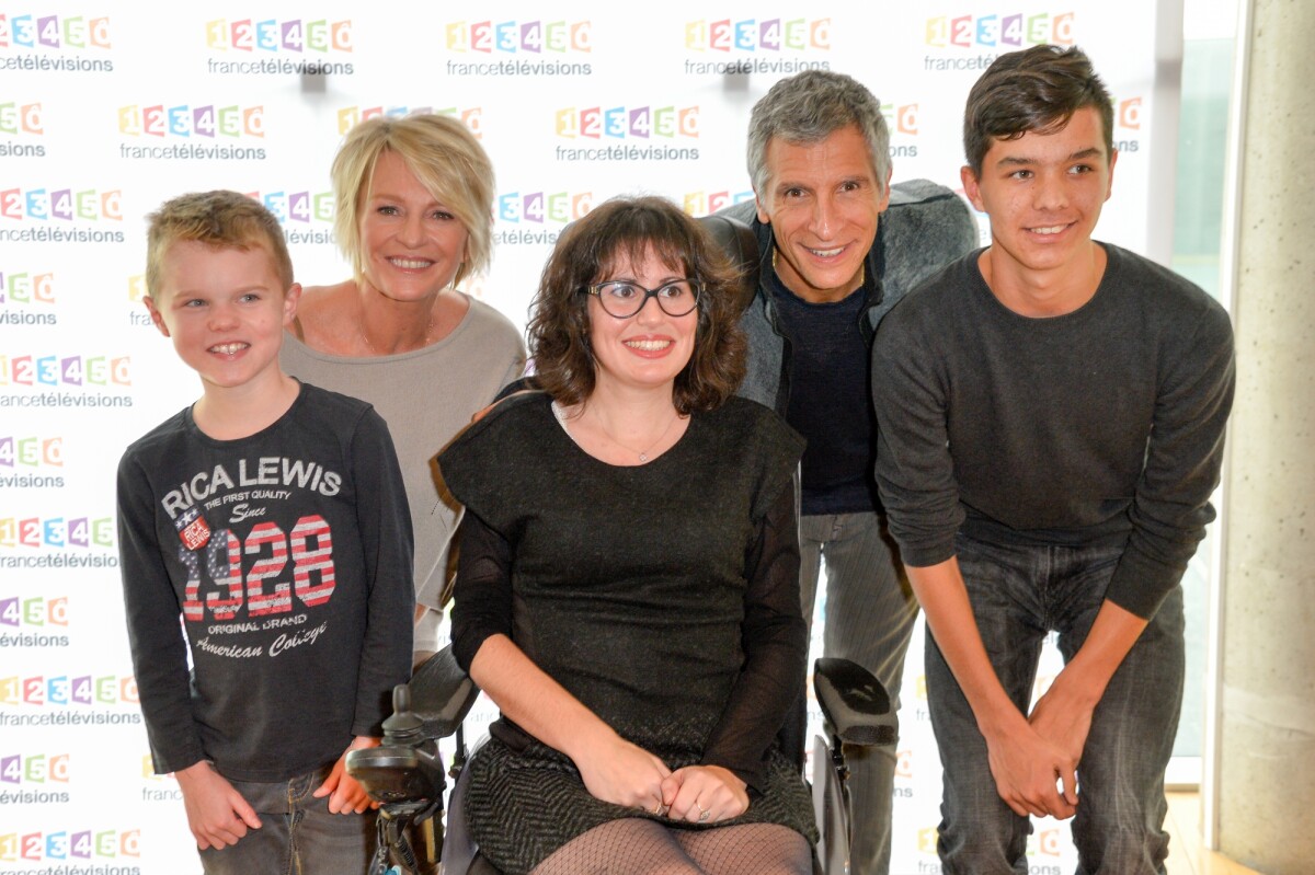 Photo : Sophie Davant et Nagui avec Mandine, une des ambassadrices du Téléthon 2016 à la ...