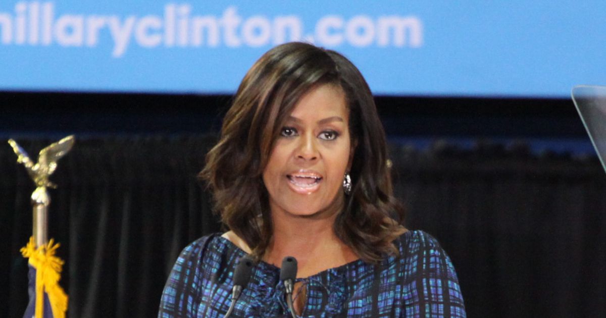 Michelle Obama en plein discours devant les étudiants de l'université ...