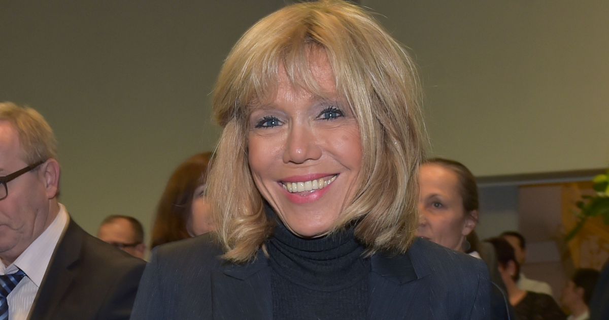 Brigitte Macron (Trogneux) - Emmanuel Macron remet les insignes de ...