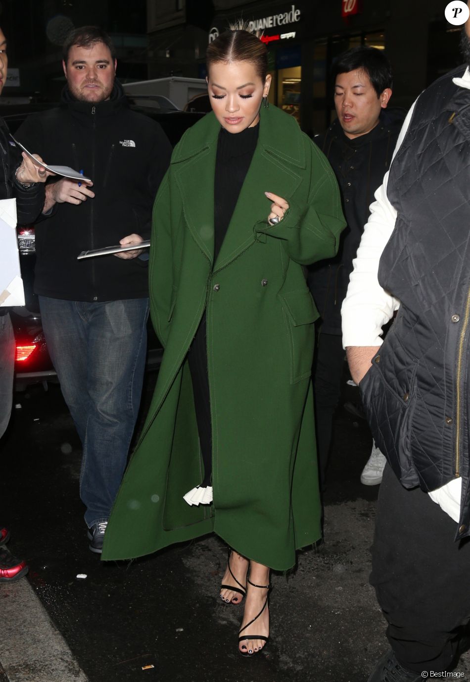 Rita Ora à New York, porte un manteau Emilio Pucci (collection automne ...