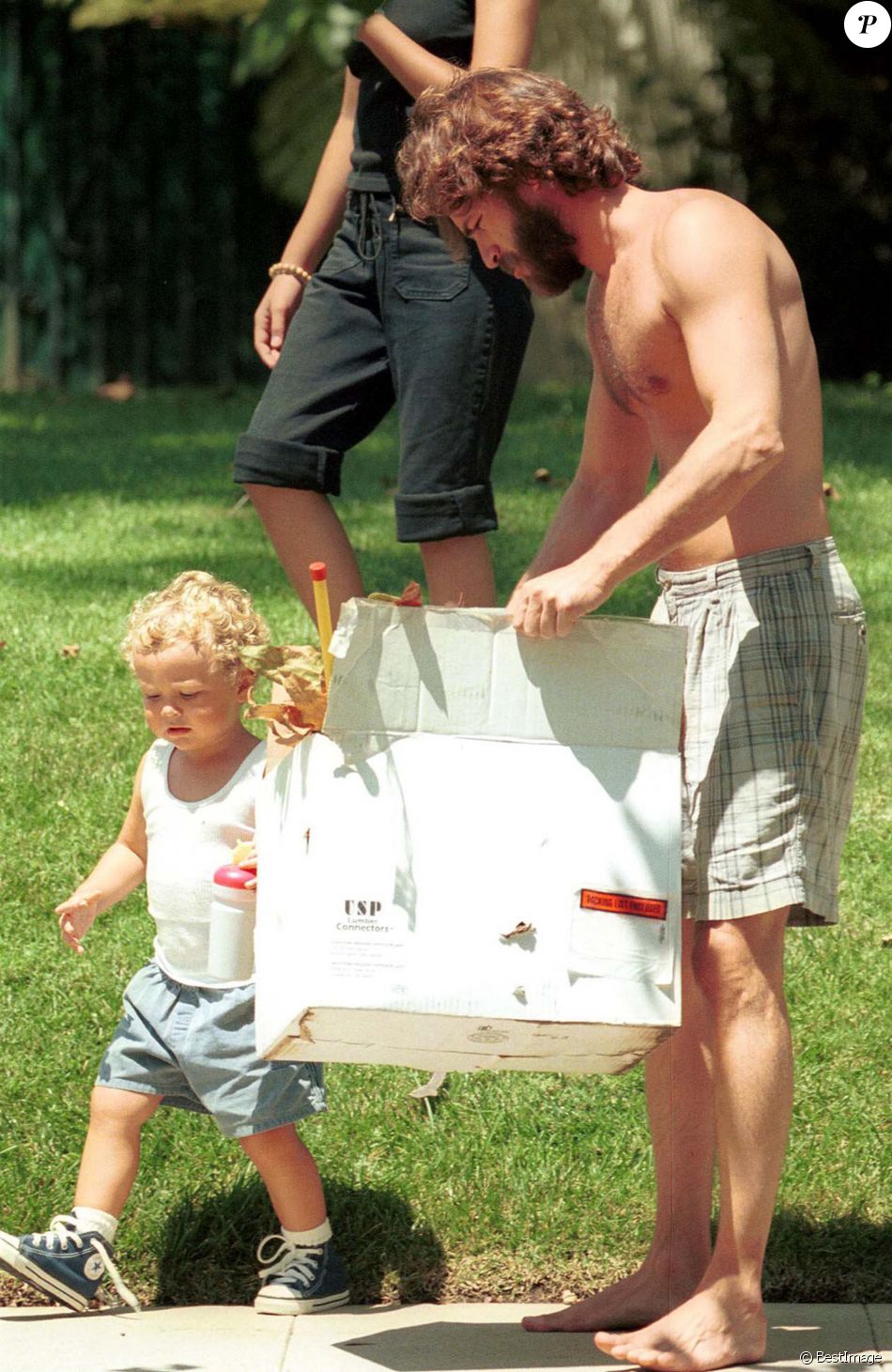 Luke perry avec son fils Jack, à Los Angeles, le 6 août 2000. - Purepeople