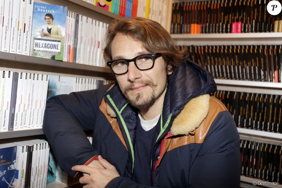 Portrait de Lorant Deutsch au Salon du Livre 2016 - Purepeople