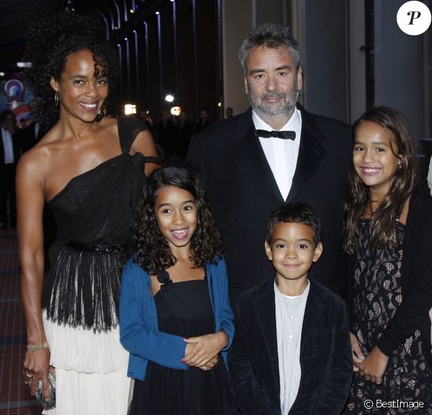Luc Besson bousculé et chahuté par ses enfants pour son anniversaire ...