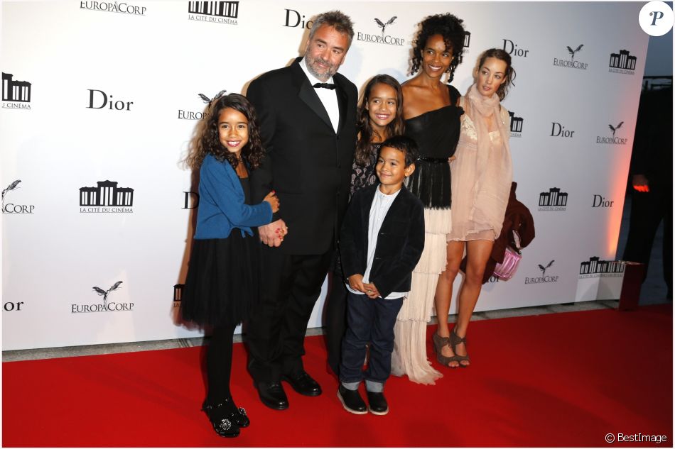 Luc Besson, sa fille Juliette, sa femme Virginie Silla, leurs filles ...