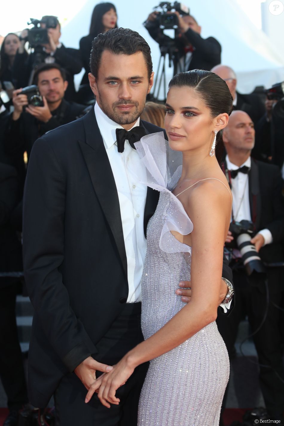 Oliver Ripley et sa compagne Sara Sampaio - Montée des marches du film ...
