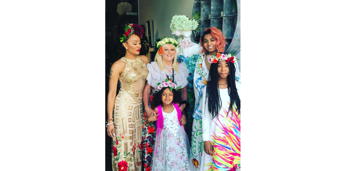 Photo : Mel B et sa mère se sont réconciliées. Elle pose avec ses trois ...