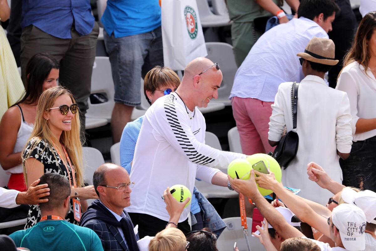 Photo : Jelena Djokovic (enciente) et Andre Agassi dans les tribunes ...