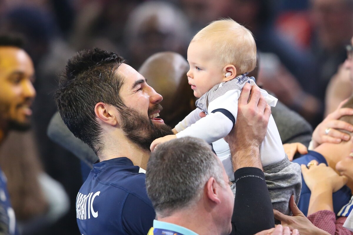 Photo : Nikola Karabatic rejoint son fils Alek après le match de demi ...