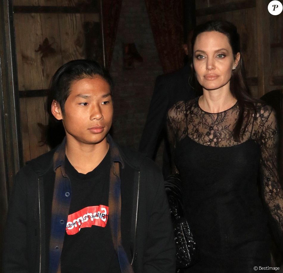 Pax Thien Jolie-Pitt et sa mère Angelina Jolie sortent du restaurant ...